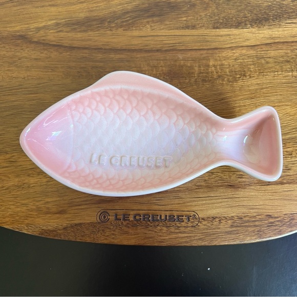 Le Creuset | Dining | Nib Le Creuset Small Fish Dish Shell Pink | Poshmark